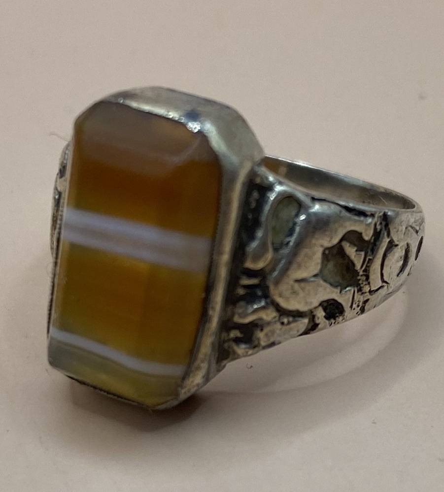 Silberring mit orange-weiss gestreiften Stein, S-925-, RG 58, 6,2 gr. | Auktionshalle Cuxhaven GBR®