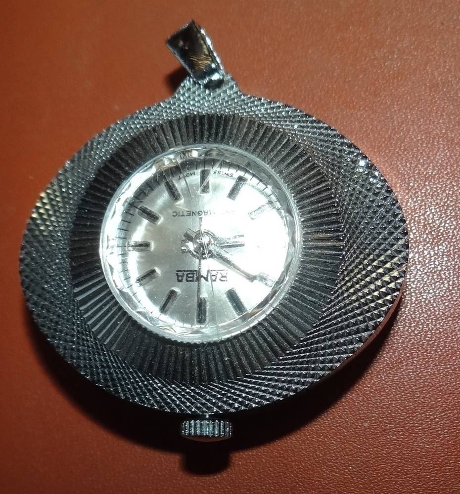 12. Timed Auktion | mechan. Damen-Umhängeuhr "Ramba" Swiss, Werk läuft ...