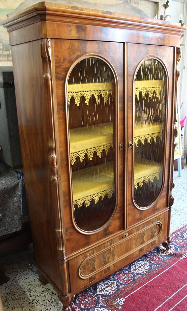 349.Auktion-Nachverkauf | schöne Vitrine, 19. Jhd., Nussbaumfurnier, guter Zustand, H-176,5cm B ...