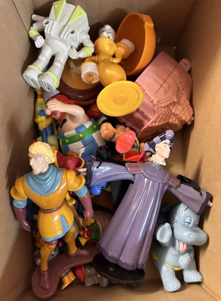 360.Varia Versteigerung | Karton mit Comic-Figuren wie Schlümpfe, Asterix etc. div. Grössen ...