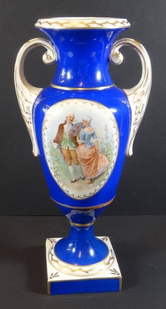 | hohe Vase mit galanter Szene, H-32 cm | Auktionshalle Cuxhaven GBR®